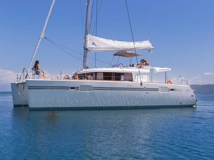 Rent catamaran GIN TONIC (generator, air condition, water maker ...